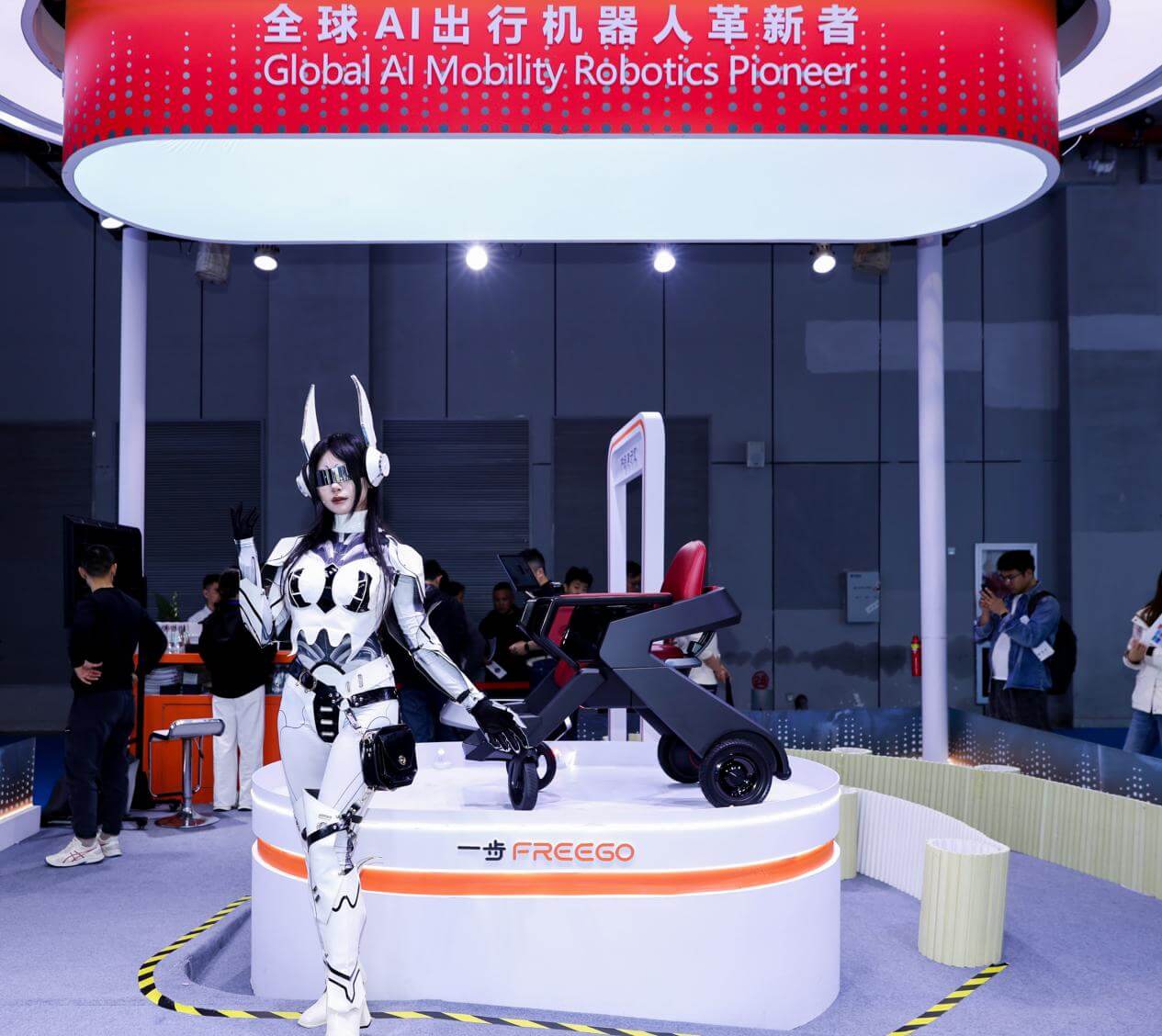 一步FreeGo首款量产AI出行机器人震撼亮相2025CMEF – 霞光社ShineGlobal