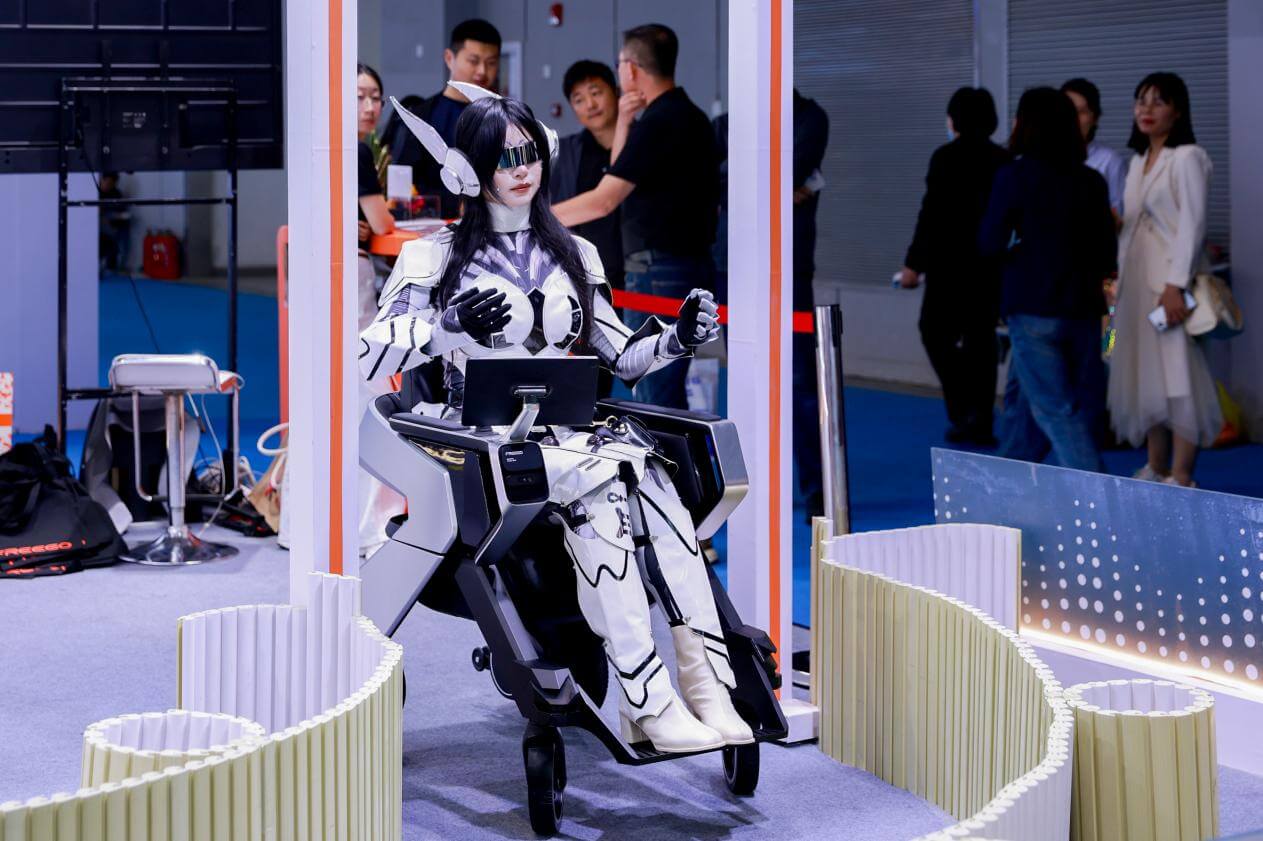 一步FreeGo首款量产AI出行机器人震撼亮相2025CMEF – 霞光社ShineGlobal