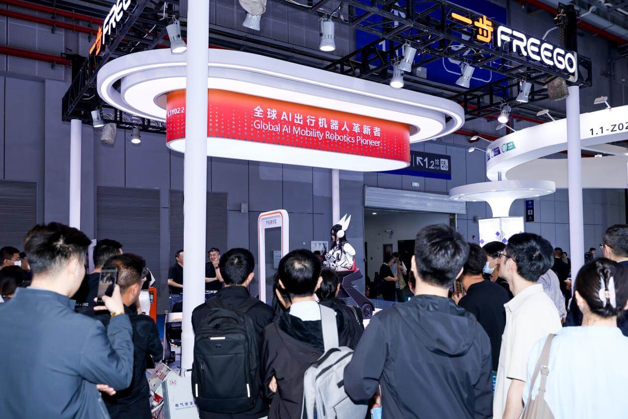 破界而生 一步FreeGo首款量产AI出行机器人引爆2025CMEF – 霞光社ShineGlobal